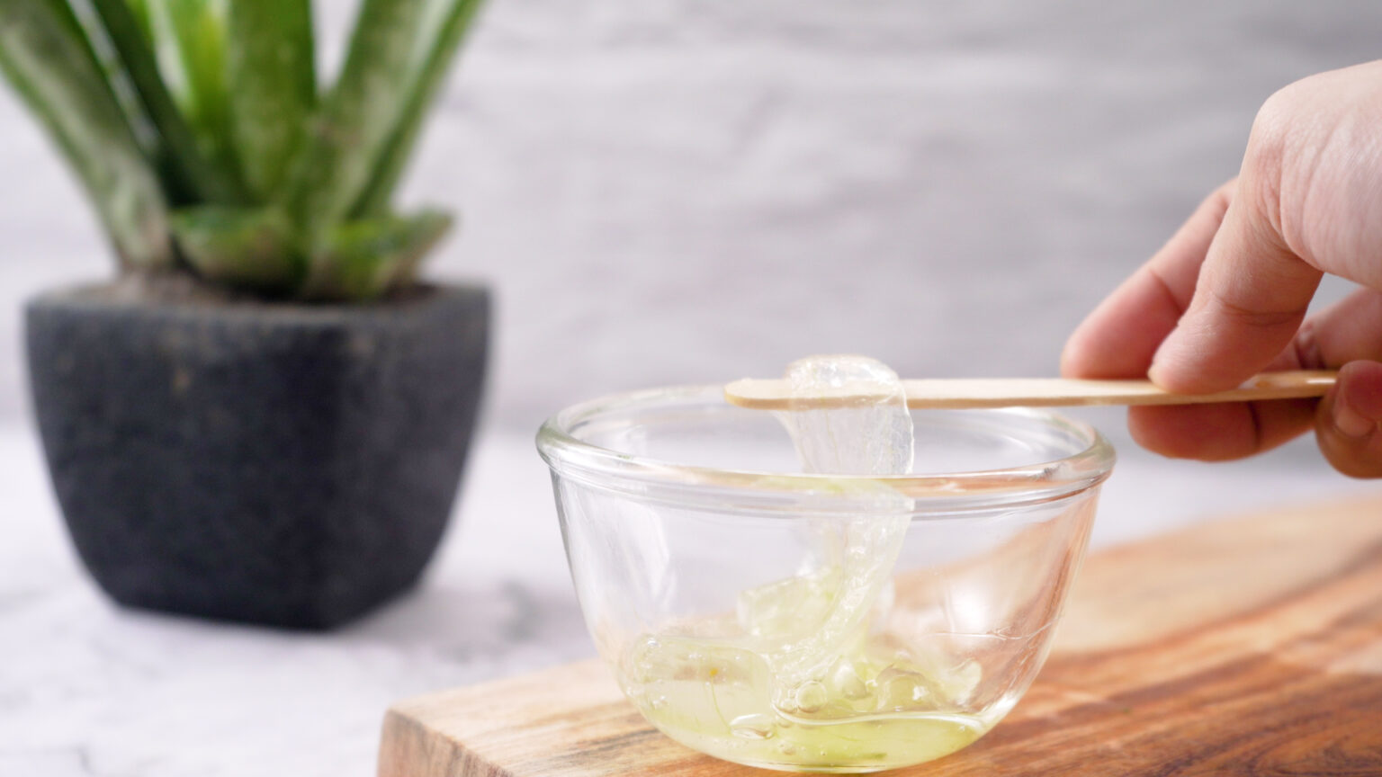 11+ Health Benefits of Aloe Vera Oil (Backed by Scientific Evidence ...